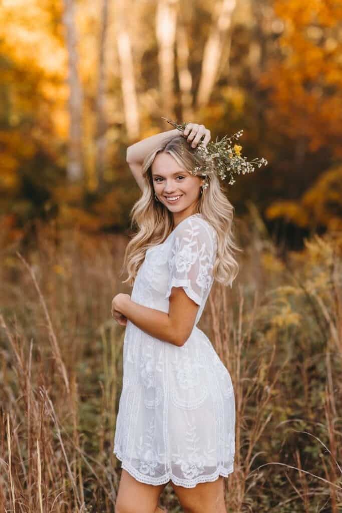 20 Stunning Fall Senior Picture Outfits to Capture Your Style