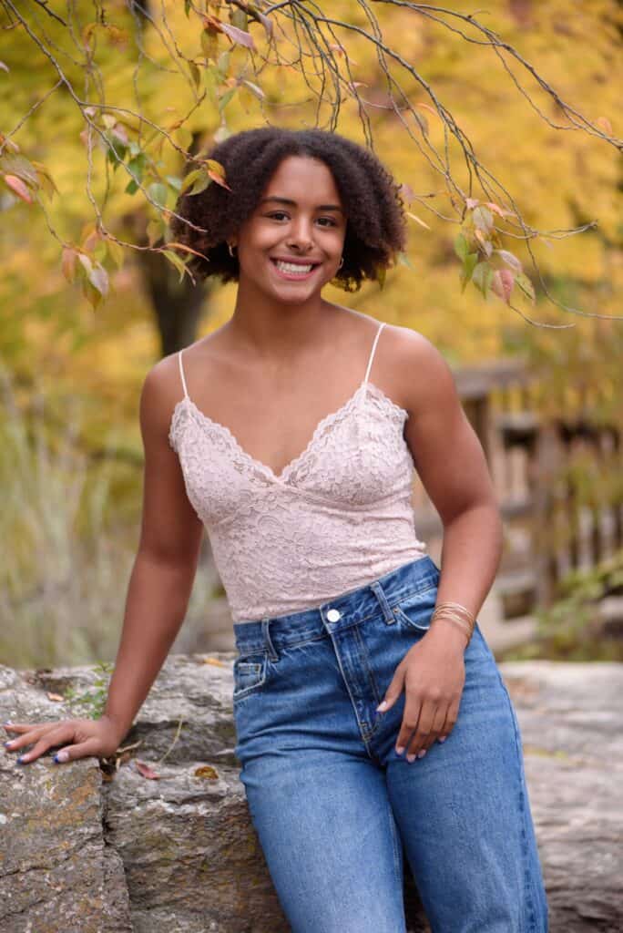 20 Stunning Fall Senior Picture Outfits to Capture Your Style