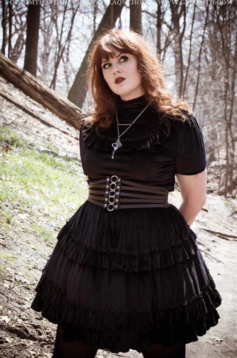 20 Jaw-Dropping Thick Goth Outfits to Slay the Darkness - Mrs & The ...