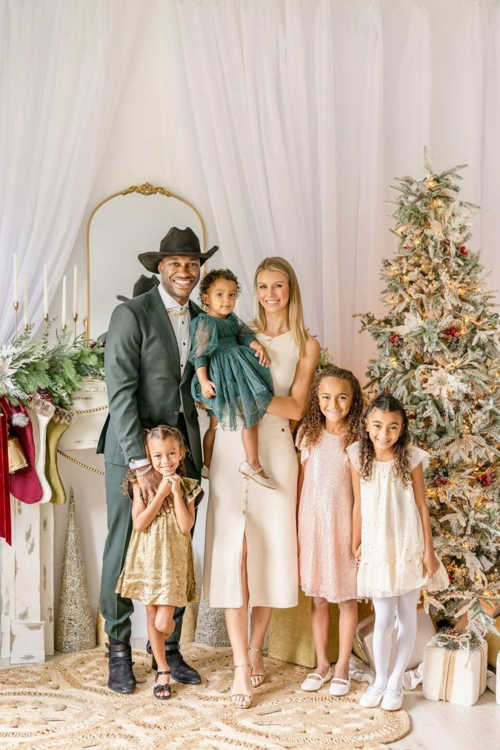 20 Stunning Winter Family Photo Outfits That Will Make Your Holiday ...