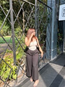 20 Mid-Size Bodies Outfit Ideas for Flattering Styles - Mrs & The ...