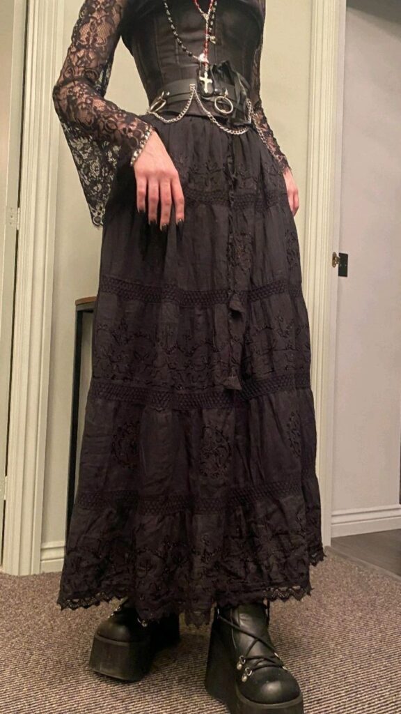 20 Traditional Goth Outfit Ideas That'll Perfect Your Dark Aesthetic in ...
